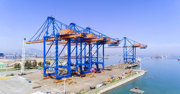 Doosan Vina continues to hand over two giant STS cranes to Gemalink ...